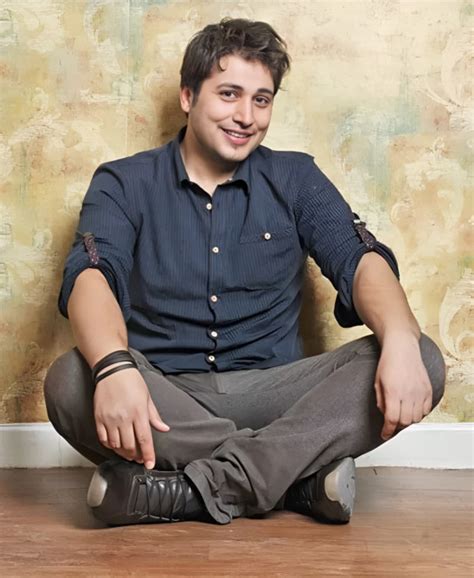 تغییر چهره بازیگر دختری با کفش های کتانی کنار پسرش پوریا با چشمای