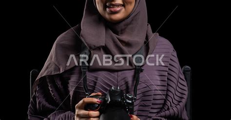 إيماءات وجه تدل على السرور، التقاط الصور التذكارية باستخدام كاميرا