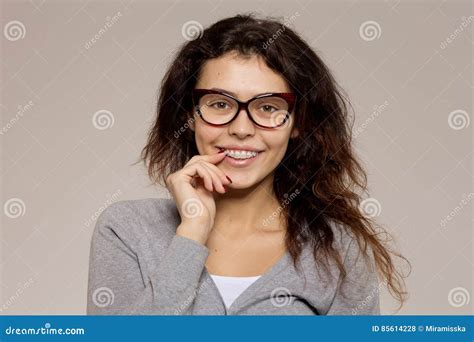 Nerdmeisje In Glazen En Met Steunen Op Tanden Het Positief Blinkt Uit Stock Foto Image Of