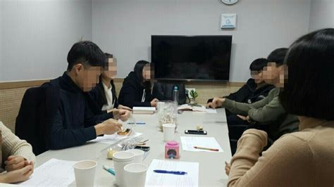 대학생 리더모임 20171112 지난 일요일 대학생 독서토론 리더모임을 진행하였습니다 발제자 2명이 선정한 을 읽었습니다 연극 도 관람하였습니다 리어왕은 거짓과