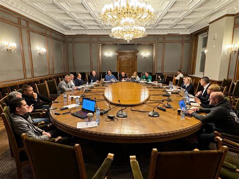 ПЪЛЕН ПОТРЕС Радан Кънев цъка из Фейсбук на преговорите с ГЕРБ СНИМКИ Информационна агенция ПИК