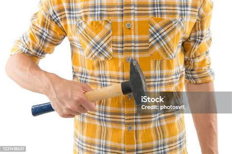 직접 수행하십시오 남성 손에 망치 강철 머리와 긴 손잡이망치 손 도구 망치 작업 수리 및 개조 건물 및 건설 스미스 해머 높은 경도 및 인성 Diy에 대한 스톡 사진 및