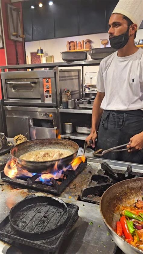 남성 남자 남자 요리사들 남자 팀워크 미식가 셰프 셰프 협업 스태프 식당 직원 실내 실내 요리 앞치마 요리 요리 경력 요리 기술 요리 예술 요리