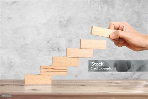 손 은 단계 계단으로 나무 블록 스태킹을 밟는 사람을 비유 갈색에 대한 스톡 사진 및 기타 이미지 갈색 계단 극장 매표소 Istock