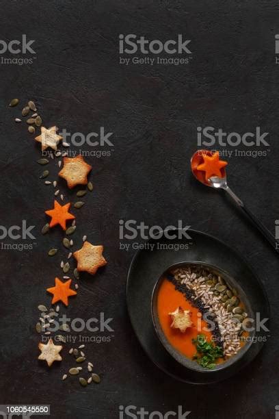 전통 호박 수 제 크림수프 씨와 크래커 가 까이 서 어두운 나무 배경 보기 가기 0명에 대한 스톡 사진 및 기타 이미지 0명 가을 건강한 생활방식 Istock