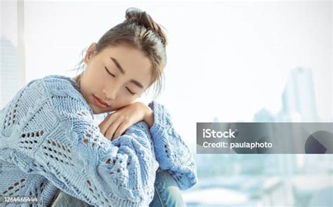 젊은 아름다운 아시아 여성의 초상화는 겨울 침실에서 얼굴을 휴식 뷰티 걸 아이 클로즈 와 건강 한 메이크업 페이 셜 트리트먼트 완벽 한 빛 피부 미소 행복한 아시아 한국