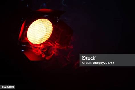 어둠 속에서 연기가 나는 적색 빛 사진 스튜디오를 위한 장비 0명에 대한 스톡 사진 및 기타 이미지 0명 모던 양식 바둑판 Istock