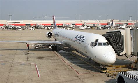 Delta Flight Diverted To Florida For Unruly Couple Daily Mail Online