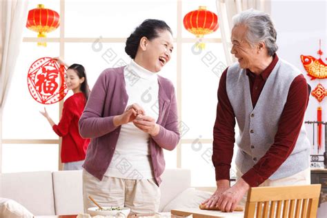 快乐家庭过新年包饺子三个人写实摄影图图片 包图网企业站