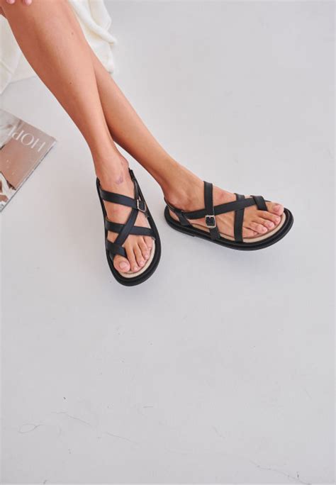 Купити чорні шкіряні босоніжки через палець на низькому ходу від Вілломі