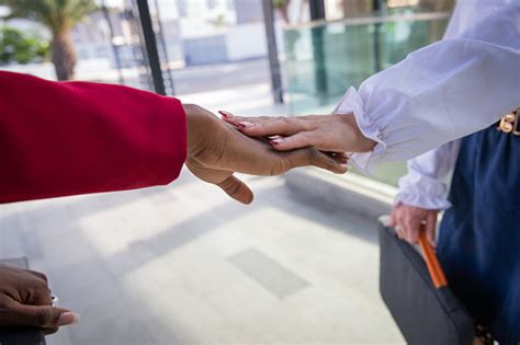 두 명의 여성 동료가 이해와 협력의 표시로 직장에서 손을 잡습니다 개념에 대한 스톡 사진 및 기타 이미지 개념 공동체 금융 Istock