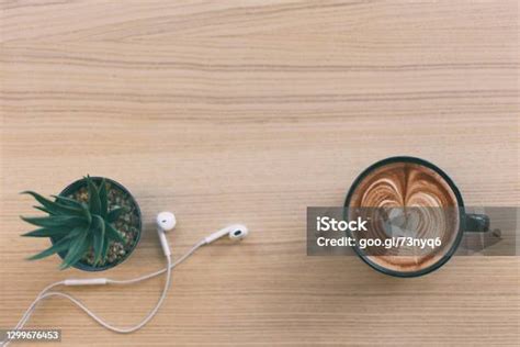 상단에 하트 모양 라떼 아트 스마트 폰과 선인장 냄비와 뜨거운 커피의 상단 보기 컵 0명에 대한 스톡 사진 및 기타 이미지 0명 건강한 생활방식 라떼 Istock