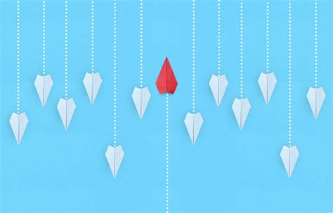 성공적인 비즈니스 혁신및 솔루션 개념 한 방향으로 백서 평면 그룹과 파란색 배경을 다른 방식으로 가리키는 빨간색 종이 평면 한 개 0명에 대한 스톡 사진 및 기타 이미지