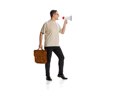 젊은 남자의 전체 길이 초상화 흰색 배경에 고립 된 메가 폰에서 외치는 서류 가방을 가진 직원 20 24세에 대한 스톡 사진 및 기타 이미지 Istock