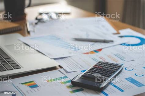 계산기 노트북 펜 및 재무 문서는 사무실의 책상 위에 놓입니다 책상에 대한 스톡 사진 및 기타 이미지 책상 계산기 노트북 Istock