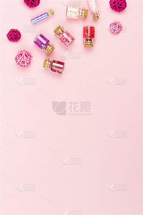 糖果——小玻璃瓶里的心形糖果。