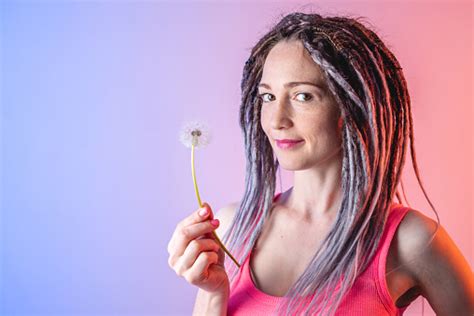 공포에 질린 젊은 행복한 여성이 파란색과 분홍색 배경에 흰색 민들레를 들고 있습니다 재미있는 여름 분위기의 개념 가냘픈에 대한 스톡 사진 및 기타 이미지 Istock