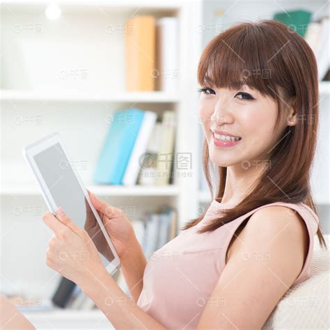 白色高清图片 使用 Tablet Pc 的亚洲女孩 使用 Tablet Pc 的亚洲女孩图片免费下载 5038483360 千图网pro