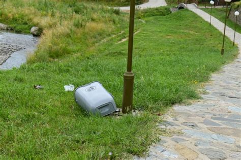 Оштетени садови за отпад на пешачко рекреативната зона во Крива Паланка