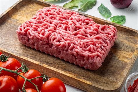 볼로네즈 소스 재료 다진 고기 토마토 허브 나무 트레이에 흰색 돌 배경 준비 0명에 대한 스톡 사진 및 기타 이미지 0명 고기 돌 건축자재 Istock