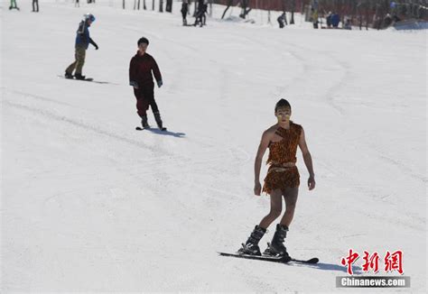 吉林上演雪地“光猪”滑 奇装异服精彩纷呈 Cn