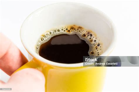 노란색에 스 프레소 커피의 작은 컵 흰색 배경에 인간의 손 0명에 대한 스톡 사진 및 기타 이미지 0명 건강한 식생활 곡초류 Istock