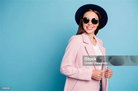 매력적인 매력적인 좋은 모습 소녀의 초상화는 그녀의 친구와 함께 산책로 휴식이 파란색 색상 배경 위에 고립 된 빈티지 탑 코트 Vercoat를 착용 가을에 대한 스톡 사진