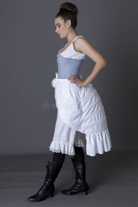 Uma Mulher Vitoriana Usando A Cueca Que Consiste Em Combinações De Córregos E Uma Gaiola Foto