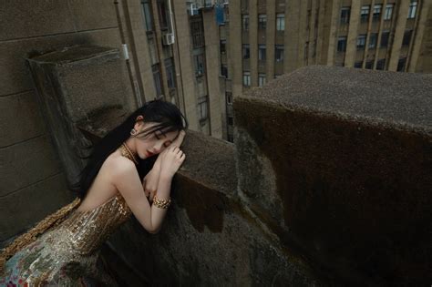 虞书欣鎏金深v刺绣裙造型绝美 玩转异域风情秀美背 搜狐大视野 搜狐新闻