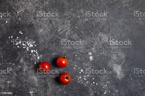 대리석의 어두운 배경에 잘 익은 체리 토마토의 무리 맛있는 붉은 토마토에 거친 소금 복사 공간 개념 미니멀리즘 3 명에 대한 스톡 사진 및 기타 이미지 Istock