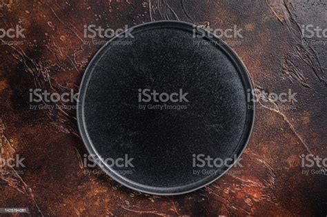 소박한 나무에 빈티지 빈 검은 색 접시와 테이블 설정 어두운 배경 맨 위 보기입니다 복사 공간 0명에 대한 스톡 사진 및 기타 이미지 Istock