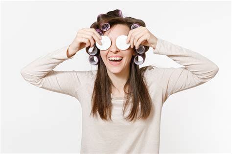 Curlers 재미 젊은 여자는 흰색 배경에 고립 된 얼굴 스폰지와 그녀의 피부 얼굴을 정리 합니다 미친 설정된 얼굴 장식 화장품으로 메이크업입니다 뷰티 패션 라이프 스타일