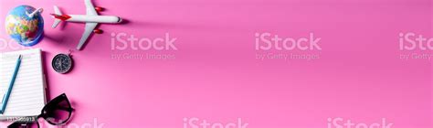 여름 주말 여행 휴가 액세서리 비행기 여권 카메라 전화 상단 보기 플랫 핑크 파스텔 배경에 누워 공간을 복사합니다 여행 컨셉 파노라마 배너 3차원 형태에 대한 스톡 사진 및