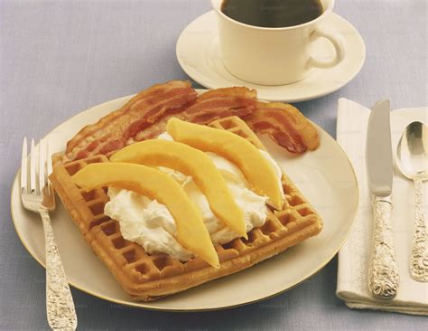 과일과 휘핑크림을 얹은 와플 한 접시 사진 Unsplash의 포크 이미지