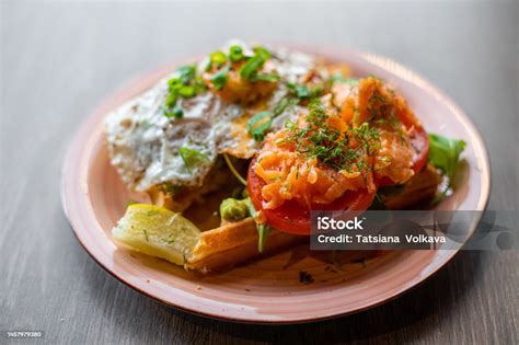 신선한 식욕을 돋우는 브루스케타와 오믈렛의 접시와 짭짤한 토마토와 채소가 테이블 배경 클로즈업에 있습니다 아침 식사로 뜨거운 샌드위치 제공 건강 식품 유럽 주방 아름다운