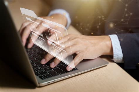 문서 관리 시스템과 온라인 문서 데이터베이스 종이 없는 사무실 개념에 컴퓨터를 사용하는 사업가 가상현실에 대한 스톡 사진 및 기타 이미지 Istock