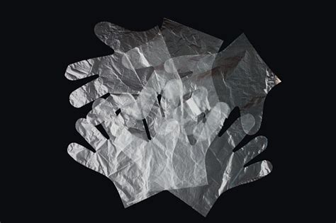 검정색 배경에 손잡이가 있는 비닐 봉지 장갑 재활용 비닐 봉지를 사용 했다 개념생태 플라스틱 셀로판 폴 리 에틸렌과 행성 오염 0명에 대한 스톡 사진 및 기타 이미지