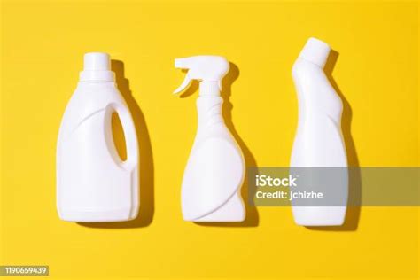노란색 배경 위에 청소 제품의 플라스틱 병 구성 맨 위 보기 플랫 레이 공간을 복사합니다 플라스틱 폐기물 세제 병 무늬 세탁용 세제에 대한 스톡 사진 및 기타 이미지