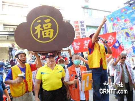 香港中評網：中評鏡頭：群眾抬棺衝ncc警方強力阻擋