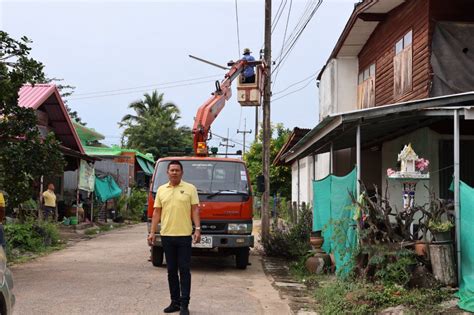 เทศบาลตำบลจระเข้หิน ลงพื้นที่ติดตั้งไฟส่องสว่าง เพื่อความปลอดภัยให้แก่ผู้ที่สัญจรไปมาในบริเวณ