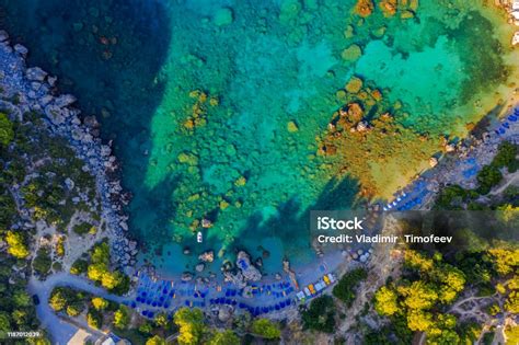 앤서니 퀸 베이 로도스 섬에서 가장 아름다운 해변 위에서 조감도 바위 맑은 바다 해변과 사람들과 베이 경관에 대한 스톡 사진 및 기타 이미지 Istock