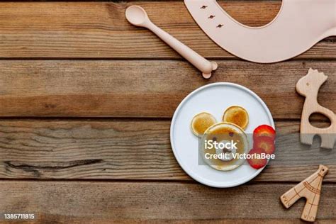 어린이를위한 창조적 인 식사 딸기와 팬케이크 나무 배경에 재미있는 음식 상단 보기 플랫 레이 0명에 대한 스톡 사진 및 기타 이미지 Istock