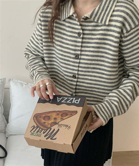 포앤바이앤 스트라이프 카라 울 니트 스탠카라 앞단추 줄무늬 로우숄더 루즈핏 도톰한 부드러운 스웨터 겨울 이너니트