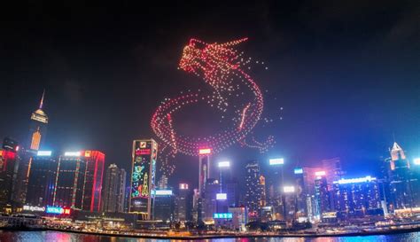 空中掃碼香港有“禮”！大型無人機燈光秀點亮繽紛香港