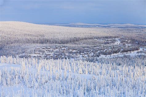 스키 리조트 스키 리프트와 슬로프 피스트 겨울 날 맑은 날의 아름 다운 콜드 마운틴 뷰 0명에 대한 스톡 사진 및 기타 이미지 Istock
