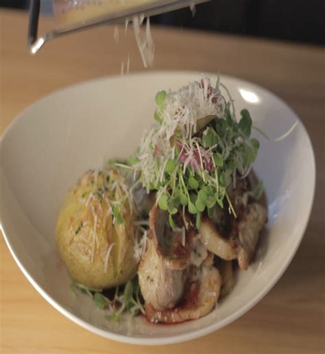 와인소스 듬뿍 뿌린 돼지고기가브리살 스테이크