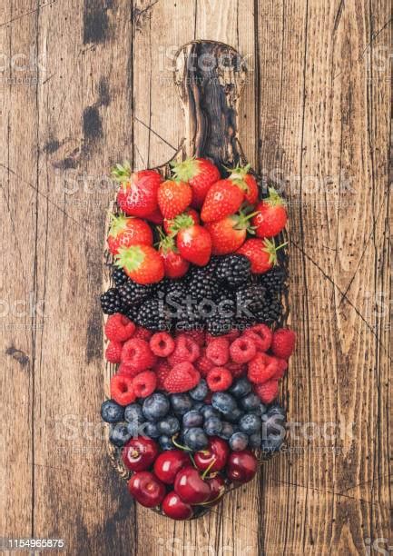 신선한 유기농 여름 열매는 밝은 나무 테이블 배경에 빈티지 나무 도마에 혼합 라즈베리 딸기 블루 베리 블랙 베리와 체리 0명에 대한 스톡 사진 및 기타 이미지 Istock