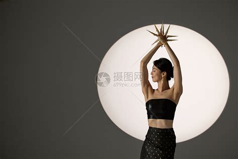 黑夜里跳舞的傣族美女高清图片下载 正版图片507706258 摄图网