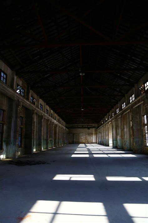 건물 건설 건축 구조 그림자 금속 널찍한 대조 대칭 도시의 러스틱 반복 방치된 버려진 벽돌 복도 부식 빈 빈티지 산업의 수직 쐈어 실내
