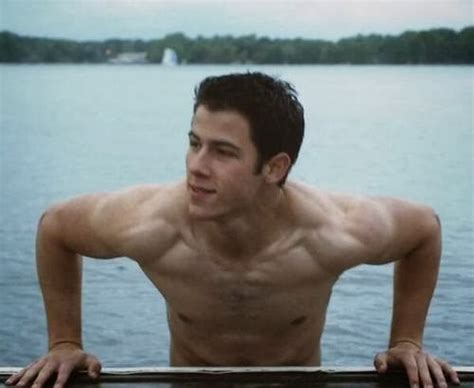 Blog De La Tele Nick Jonas E Isabel Lucas Beso Apasionado De Película